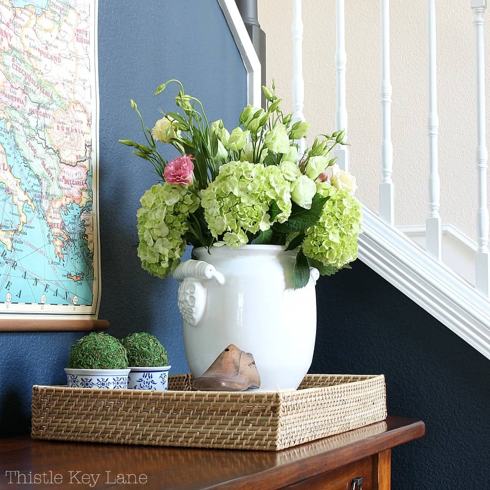 How To Style An Entry Table Tray - Thistle Key Lane