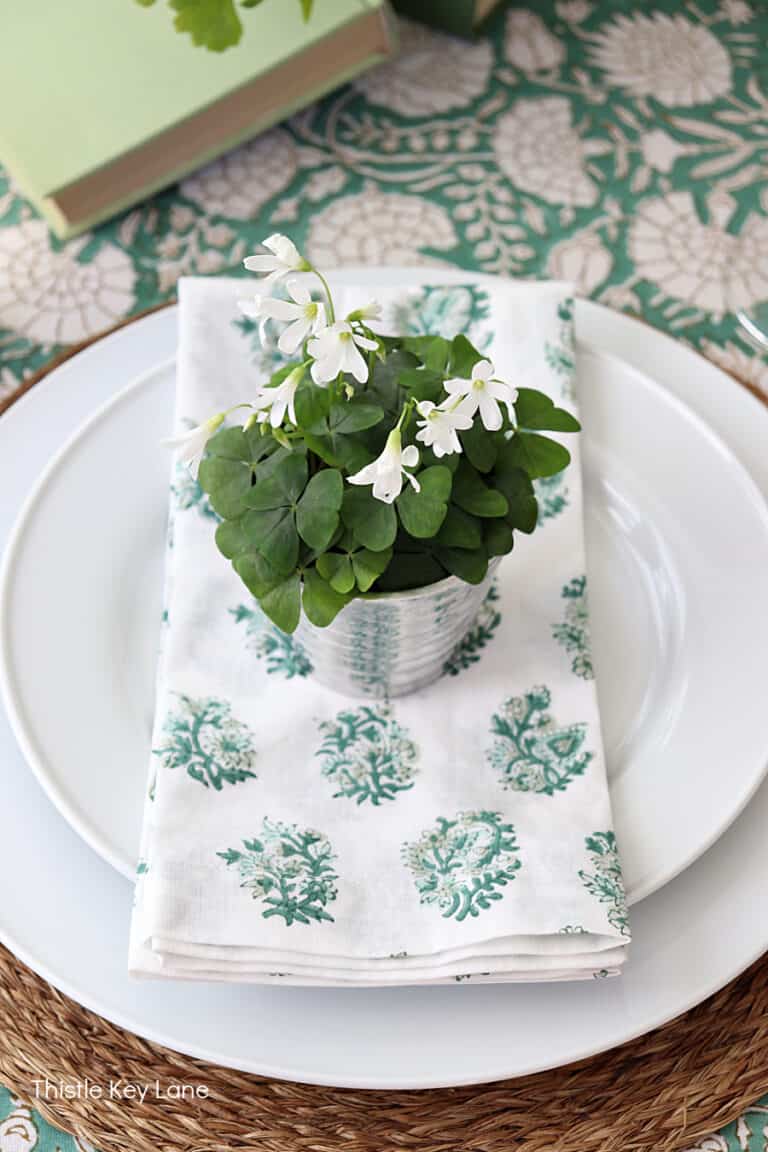 Spring Tablescape In Green And White - Thistle Key Lane